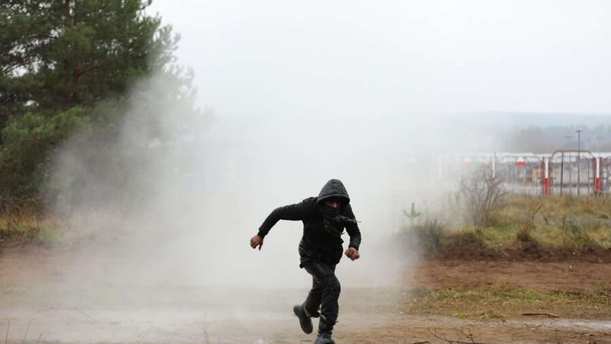 Колонны мигрантов в Латвию не идут, но единственный водомет уже ...