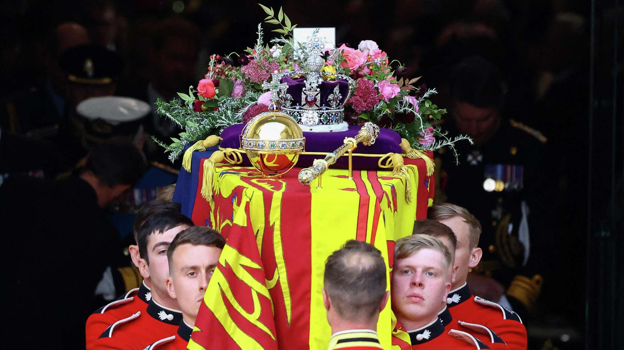 Великобритания попрощалась с королевой Елизаветой II, правившей более ...