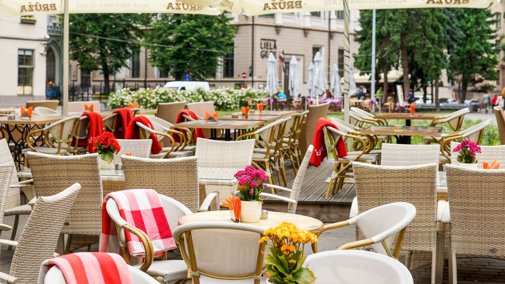 Владельцы ресторанов в Латвии требуют отменить праздники - 01.04.2025 ...