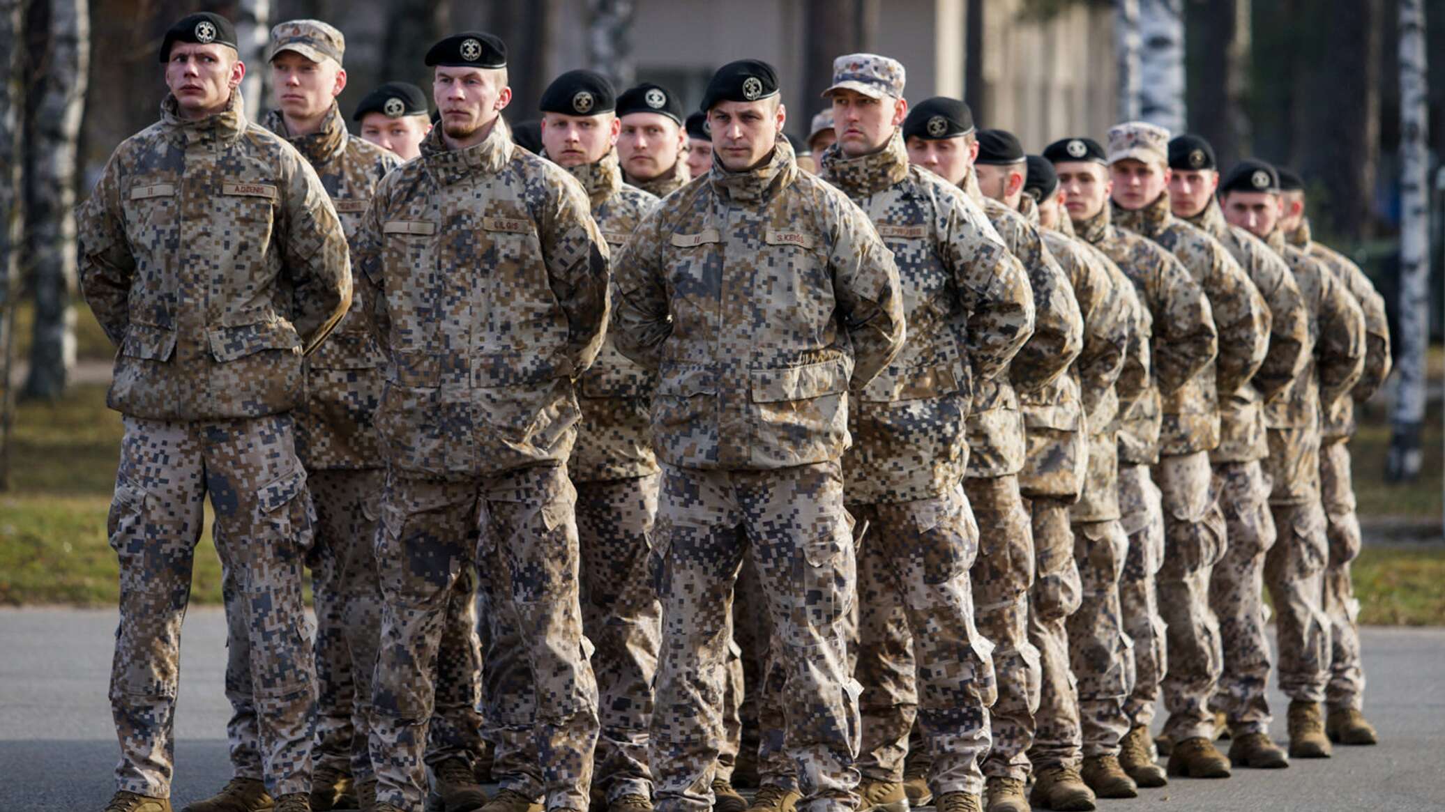 Bez darba palikušos iedzīvotājus aicina armijā: 900 eiro uz rokām un ...